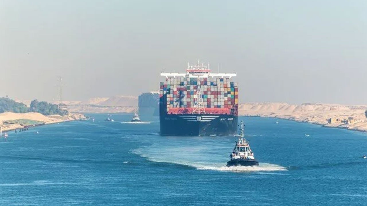 Dünya ticaretinin en önemli geçiş noktalarından biri olan Mısır'daki ...