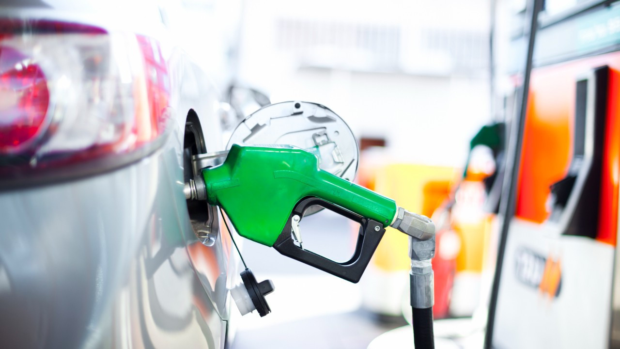 Benzine indirim yolda! Pompaya ne kadar yansıyacak? - Ekonomi Haberleri ...