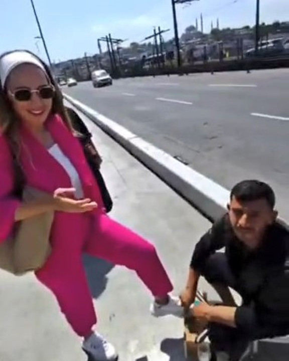 Bu kadarına da pes! Galata Köprüsü’nde turist kadınlara hayasız saldırı ...