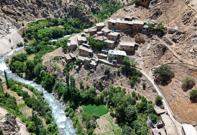 Bitlis Hizan’daki Hacı Mehmet Köyü, doğal güzelliği ve tarihi taş ...
